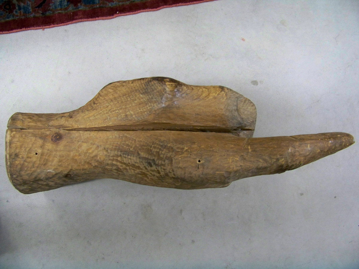 LARGE CARVED FULL HAND WITH POINTING FINGER TRADE SIGN.